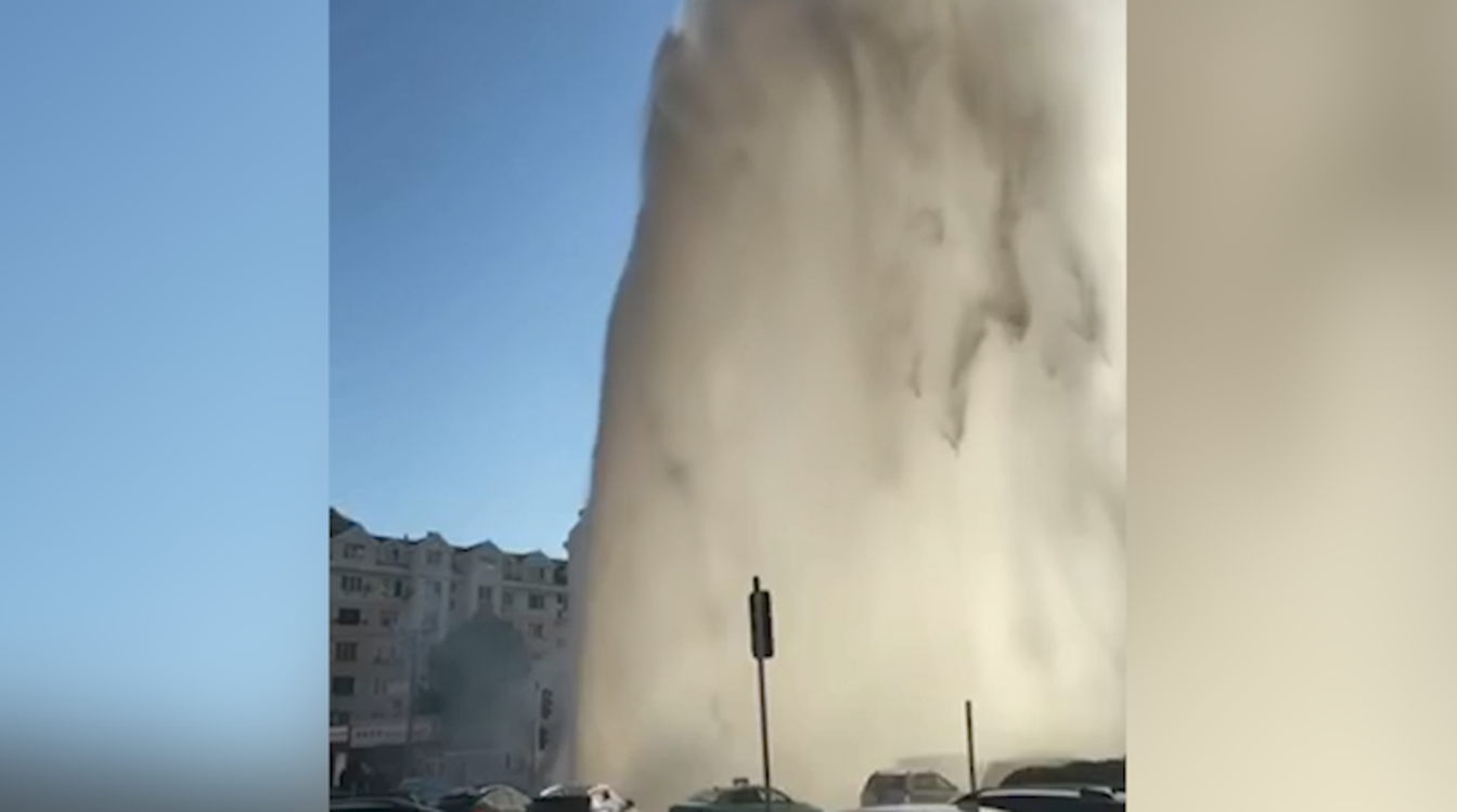 大连市沙河口区一暖气管道爆裂 喷出水柱有三层楼高