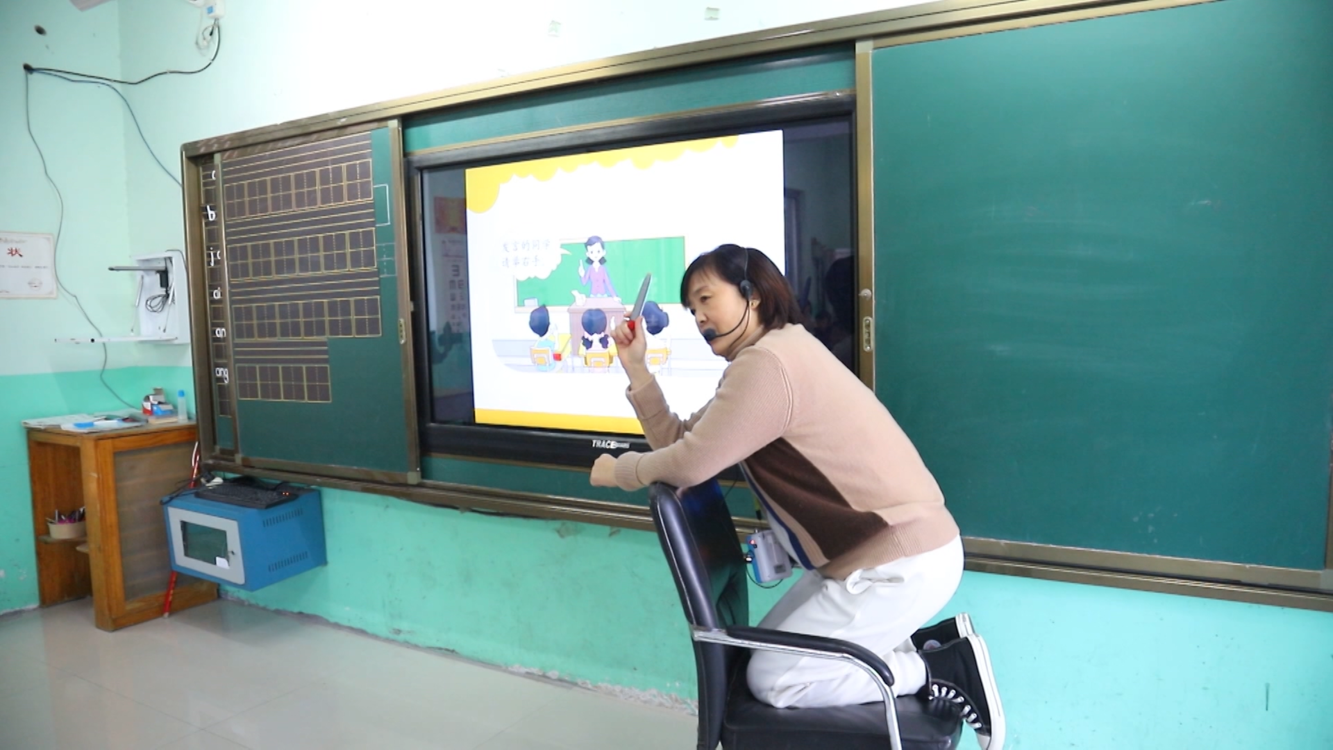 商丘小学老师患腰椎病跪椅子上讲课学生她像妈妈一样好
